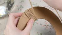 姑娘用纸板剪个圆出来, 缠上麻绳巧改造做成它, 废物变宝还环保