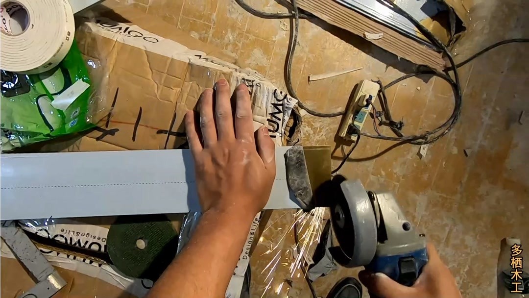 安装不锈钢门套有个小技巧,这样安装的门套才能称得上横平竖直