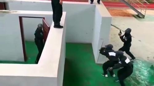 来看看真人版cs,兄弟你这算是自己人淘汰了自己人,那位哥们很委屈啊