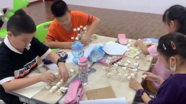 用雪糕棒搭桥梁!小学生暑期实践课程脑洞大开