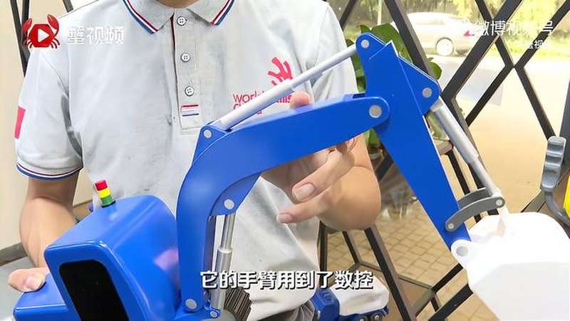 【太牛了! 20岁大学生用车床剥生鸡蛋不破不漏 [心]】20岁的邹龙龙是...