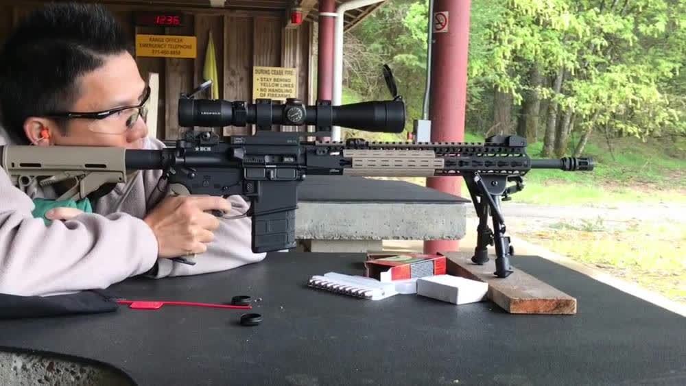 配备瞄准镜的突击步枪,靶场射击测试 一看就知道威力不凡