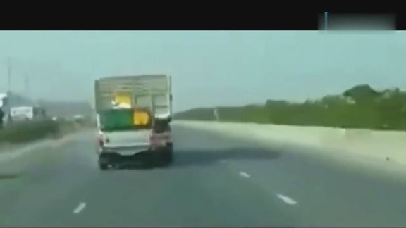 大货车和皮卡车斗气,一路别车不让皮卡超车,最后货车灭了皮卡