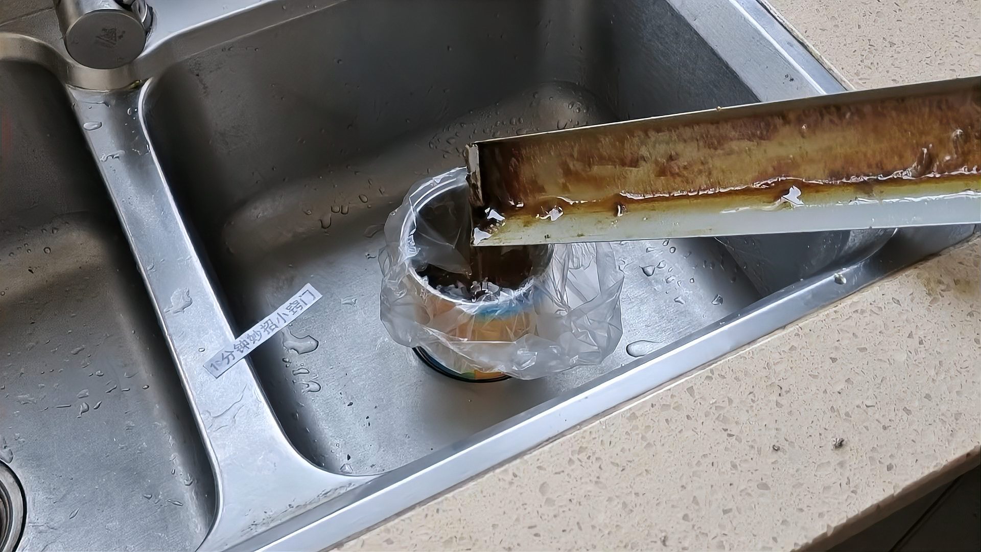 油烟机油盒清洗有窍门,学会了用水一冲,油垢污渍轻松掉下来