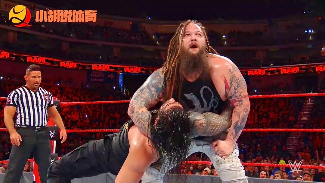WWE精彩比赛回顾,罗门伦斯对决布雷怀特,大狗飞冲肩逆转获胜