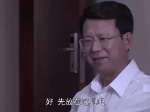 美女医药代表被主任约到宾馆看资料!