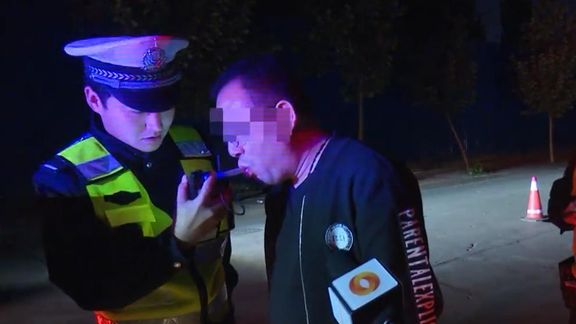 司机酒驾遇检查,车停路边装行人,不知全程被民警看见!
