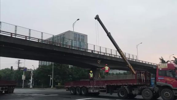 无锡桥梁侧翻事故现场地面交通今晨恢复通行