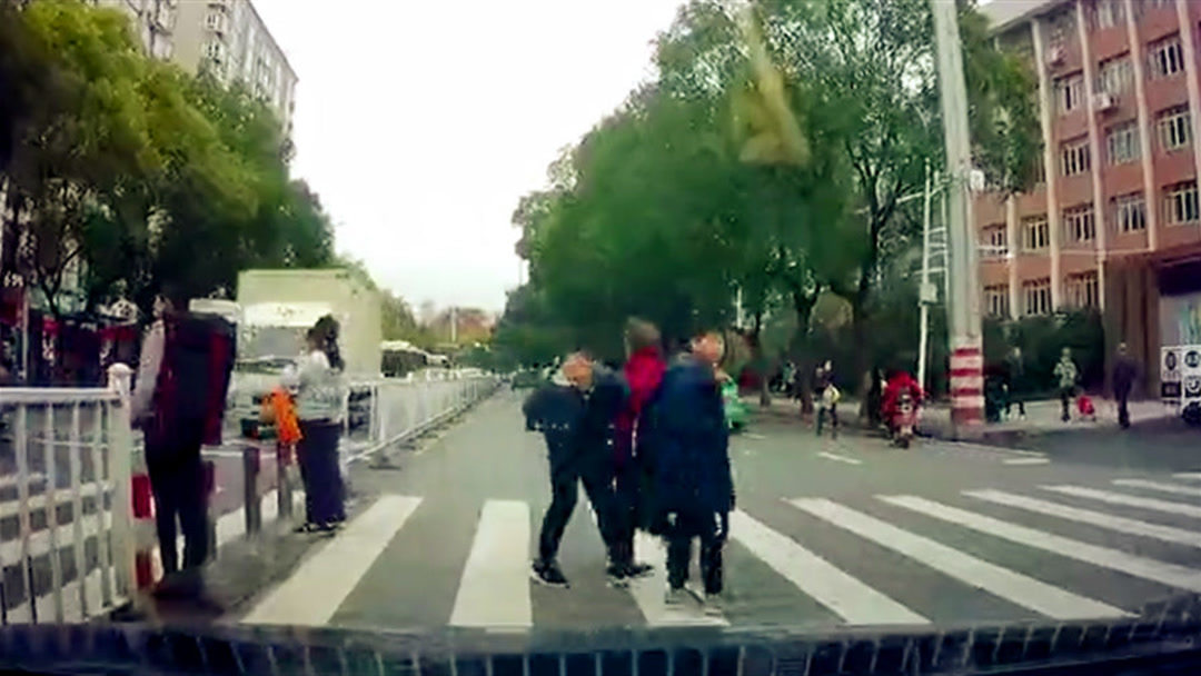 车主斑马线前礼让行人 两名小男孩先后鞠躬致谢
