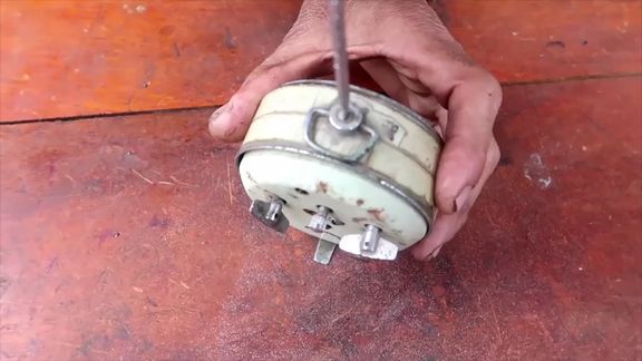 大爷翻新修复老时钟,手艺出色,一看就是老维修工