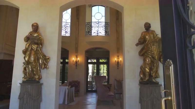 你可曾见过法式的宗教类型建筑别墅吗?居然别具一格!太威严了!