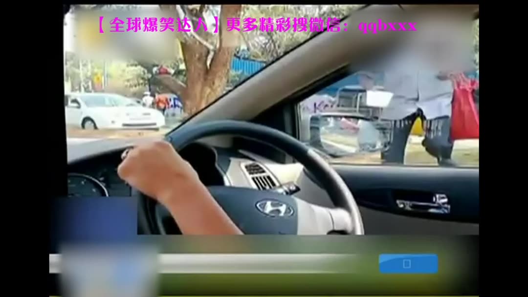 印度技术流乞丐自配POS机 向人讨钱称没钱可刷卡