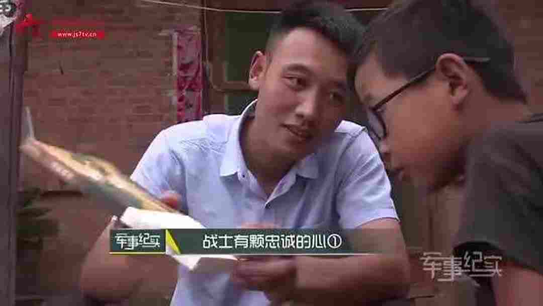 看望孤寡老人 升旗手给他带去了什么特殊礼物