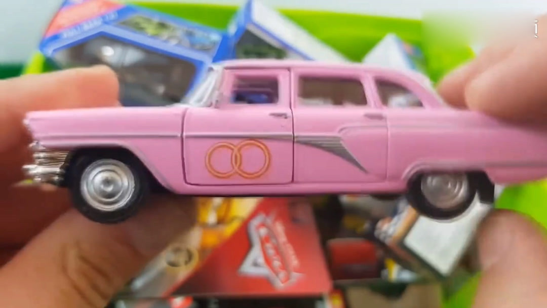 拆开纸盒里的小型模拟汽车玩具