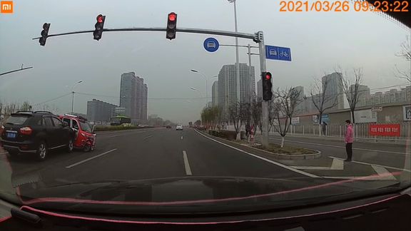 路上一定安全礼让别抢行,还好骑电动三轮车的大爷人没什么事。