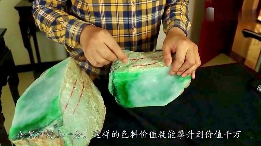 赌石现场,阳绿色带绕一圈的翡翠原石切割手镯过程太刺激了!