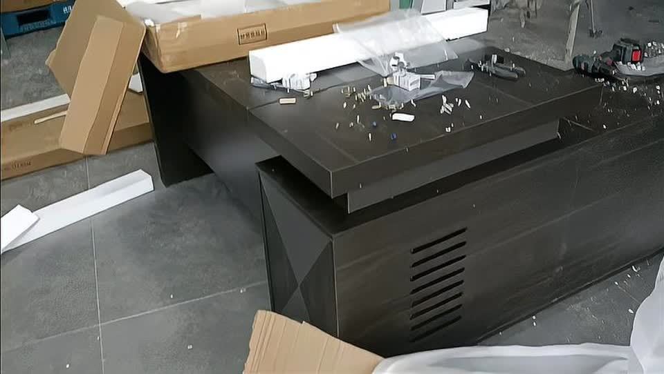 今天给公司安装了两个办公桌安装,看看吧