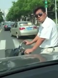 实拍男子骑车闯红灯险撞轿车 辱骂殴打女司机
