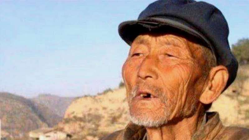 甘肃老农拉肚子,忍不住蹲下方便,不料却拉出个“世界第一”