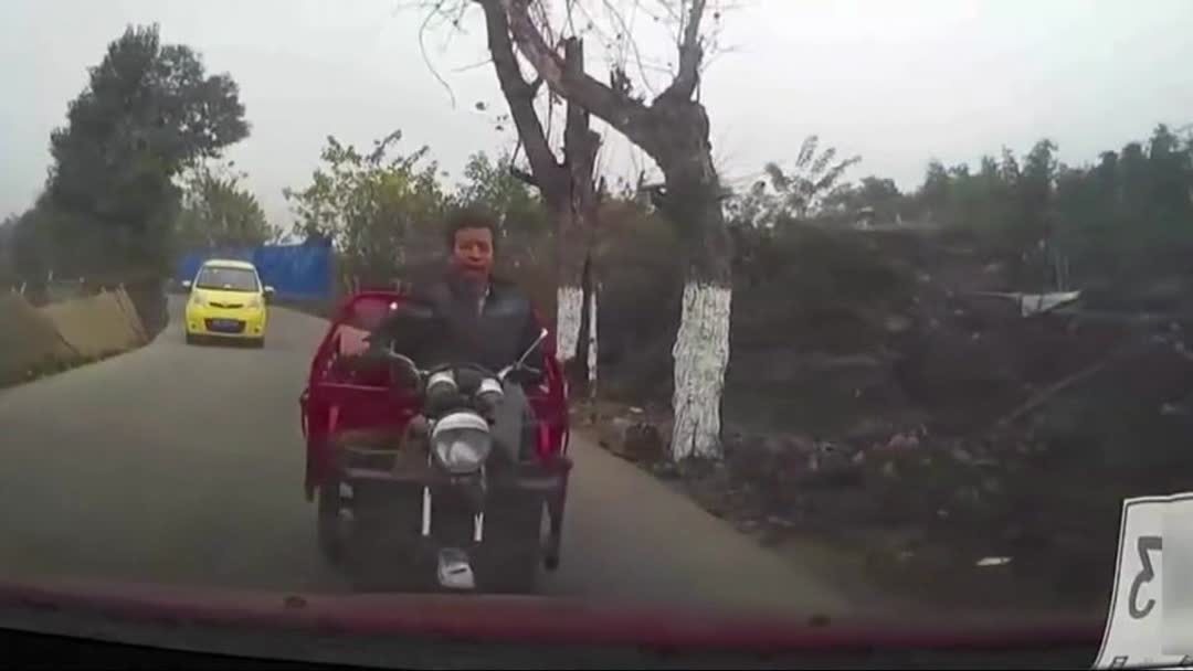 新买的现代朗动开去上牌,路上遇霸道电三轮,记录仪拍下崩溃一幕