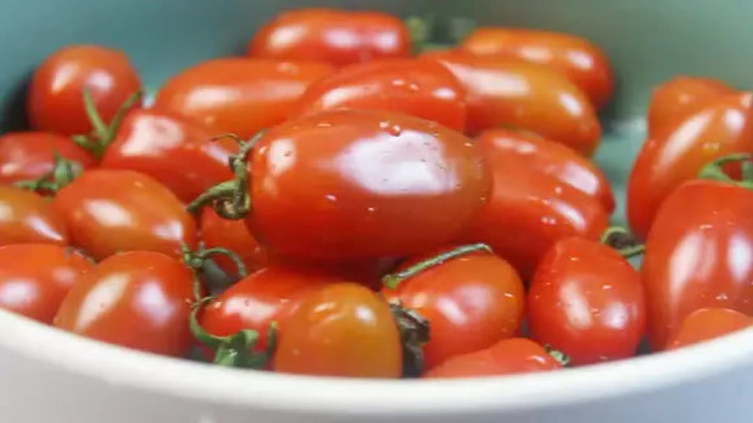 西红柿的污渍总是洗不干净,准备一碗淘米水,污渍自动飘上来!