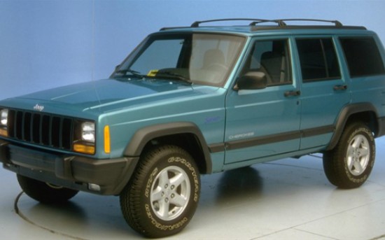 1998 吉普 切诺基 正面40%偏置可变形壁障碰撞测试(驾驶侧) iihs