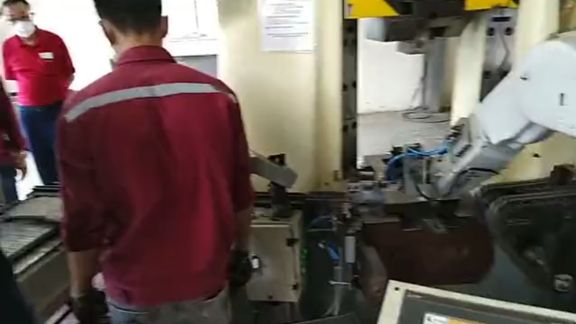 西餐刀是用什么设备生产出来的数控锤程控全液压模锻锤安阳电液锤