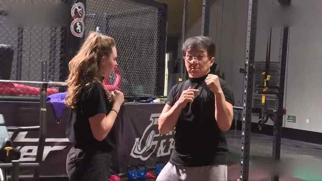 成龙动作电影周宣传片拍摄现场 成龙亲身示范为演员讲解动作技巧