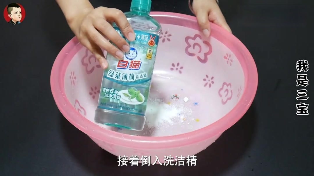 白色衣服染色了别用漂白剂,教你两招,衣服干净不留痕