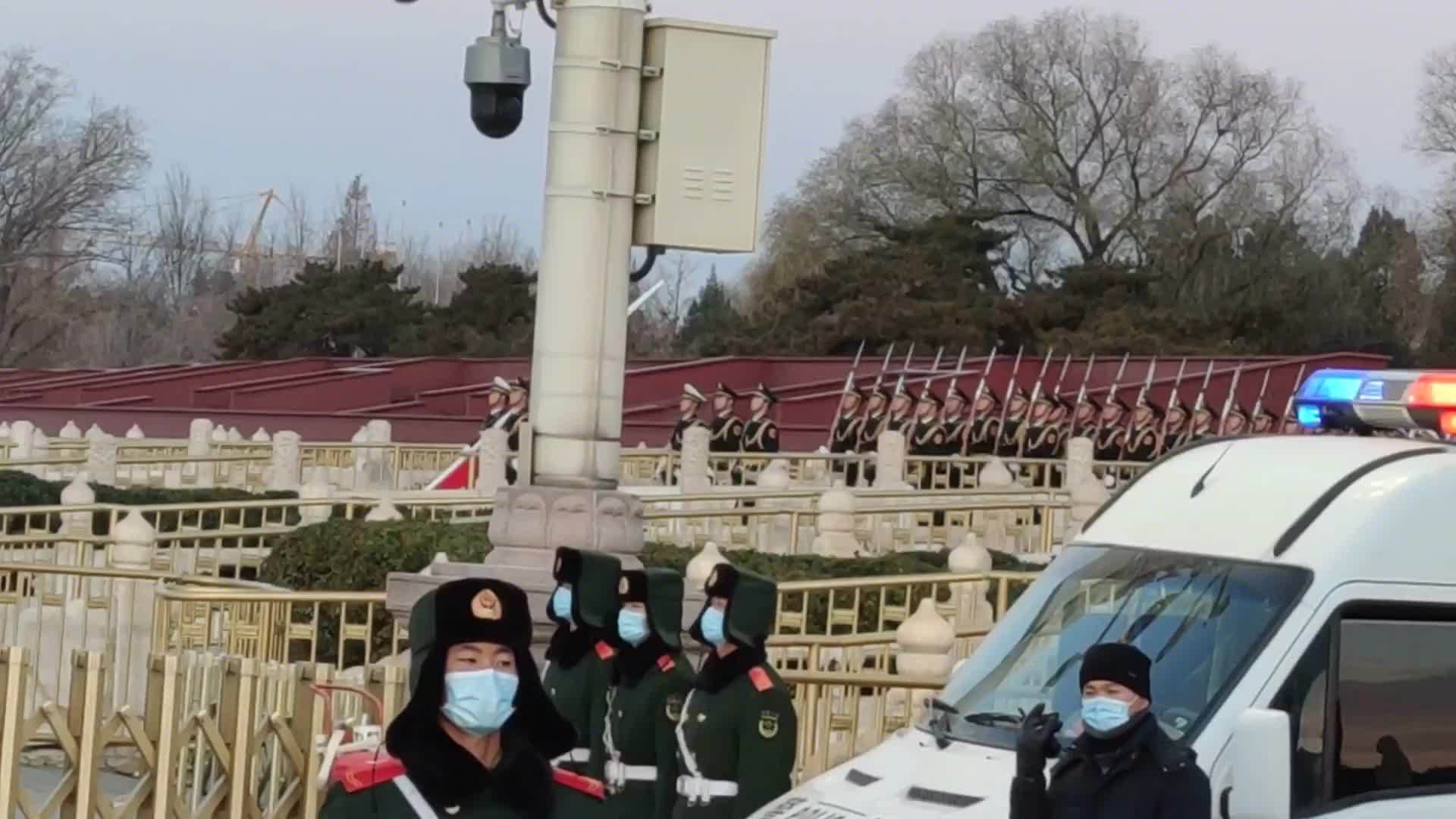 今天上午,北京天安门广场的升国旗场面,内心很震撼!
