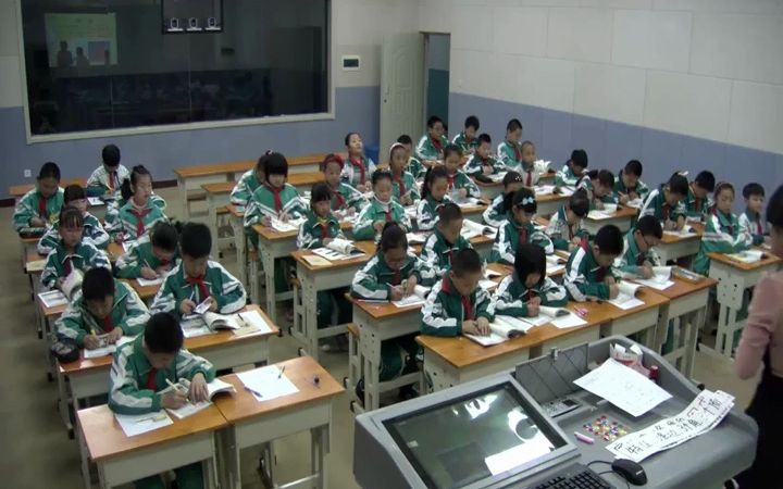 ...四年级小学数学下册_《三角形的特性》宁夏-刘老师公开课优质课视频