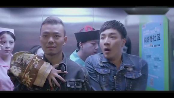 电梯门开了同事准备上去男子阻止说满了等下一部,明明不是空的吗