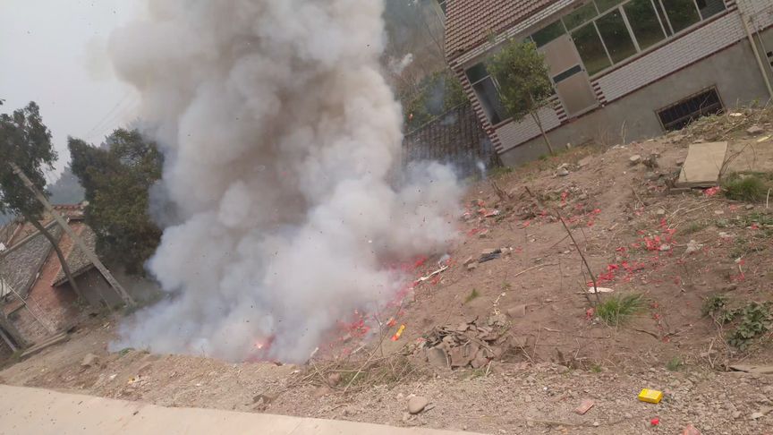 超多鞭炮堆叠爆炸效果,浓烟滚滚,小朋友不能放鞭炮哦!