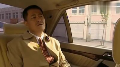 马大帅开奔驰挂倒挡,结果直接把车给开走了,吴总追车鞋都甩丢了