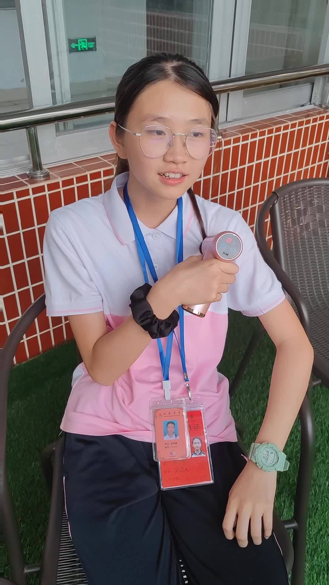 皮老板也学会瘦腿了,每次上完体育课就跑上来拿筋膜枪放松!筋膜枪...