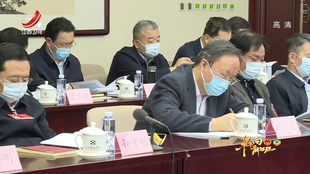 全国政协十三届四次会议举行小组会议