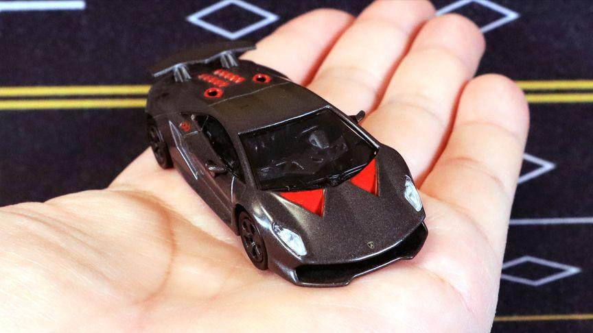 试玩64比例兰博基尼小车模型,仿真度很高,外壳不是合金的