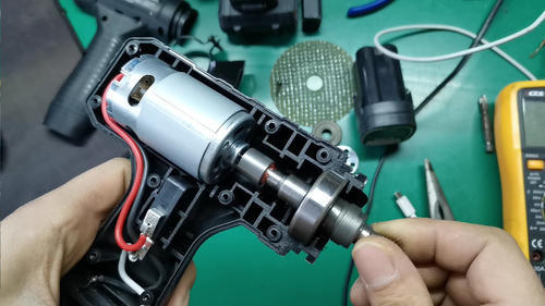 多功能迷你角磨机拆解!这玩意就一个550电机加一个开关