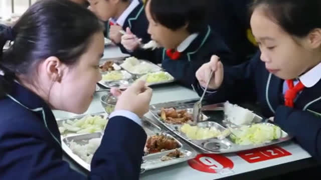 为什么学校食堂宁愿倒掉饭菜,也不给学生多打?食堂阿姨说出苦衷