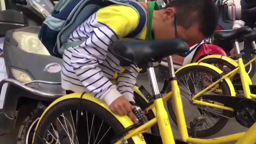 昆明小学生一分钟破解共享单车密码锁:凭听声音扭动密码轮盘