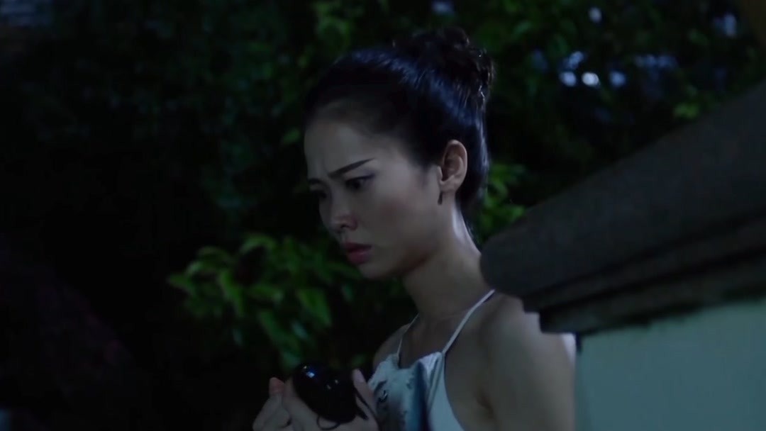 小雯意外偷听到机器人的计划,吓到赶紧逃跑回去