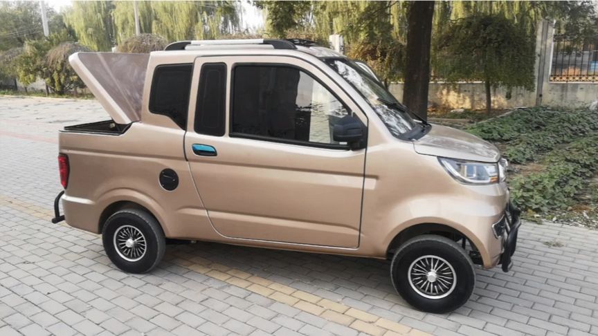 能拉货载人的双排皮卡车,跑的远,充电才几块钱。