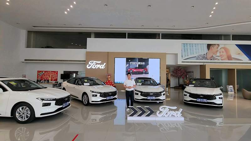 2022款蒙迪欧四个配置的内饰区别,我们去看一下实车