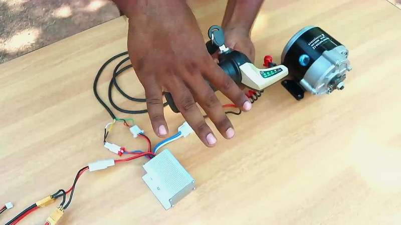 自行车骑着费力,女子网上买来配件,本身入手DIY一辆电动车