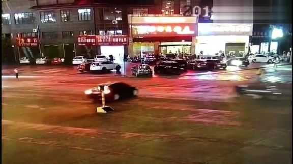 三轮电动车闯红灯酿事故,翻车也是你负全责!