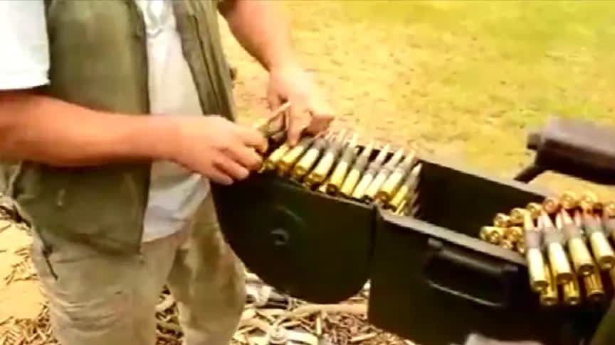 美国轻武器靶场,军迷亲自动手装弹