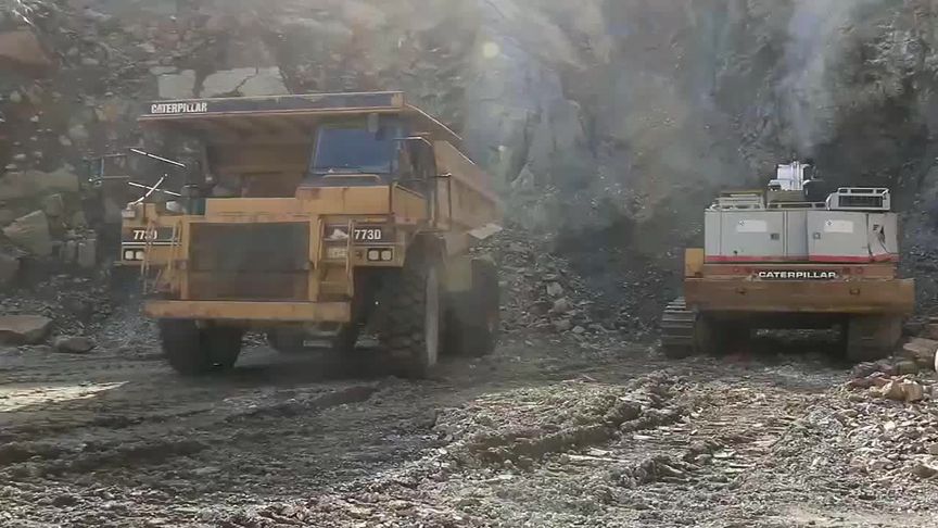 3人高矿用大卡车,30多年前的卡特正铲挖掘机,搭配干活不含糊