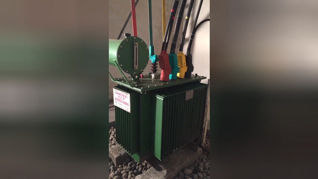 各位老铁:电力变压器上面有个不锈钢小盖是干什么用的,知道的老铁指...