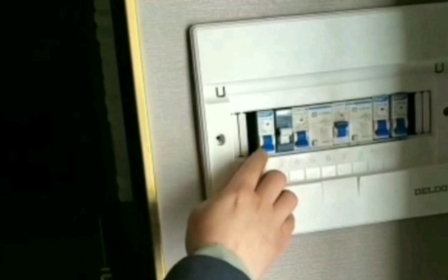 如何用摇表测量高压漏电?