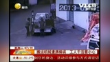 搬运机械遭遇横祸工人当场被砸晕